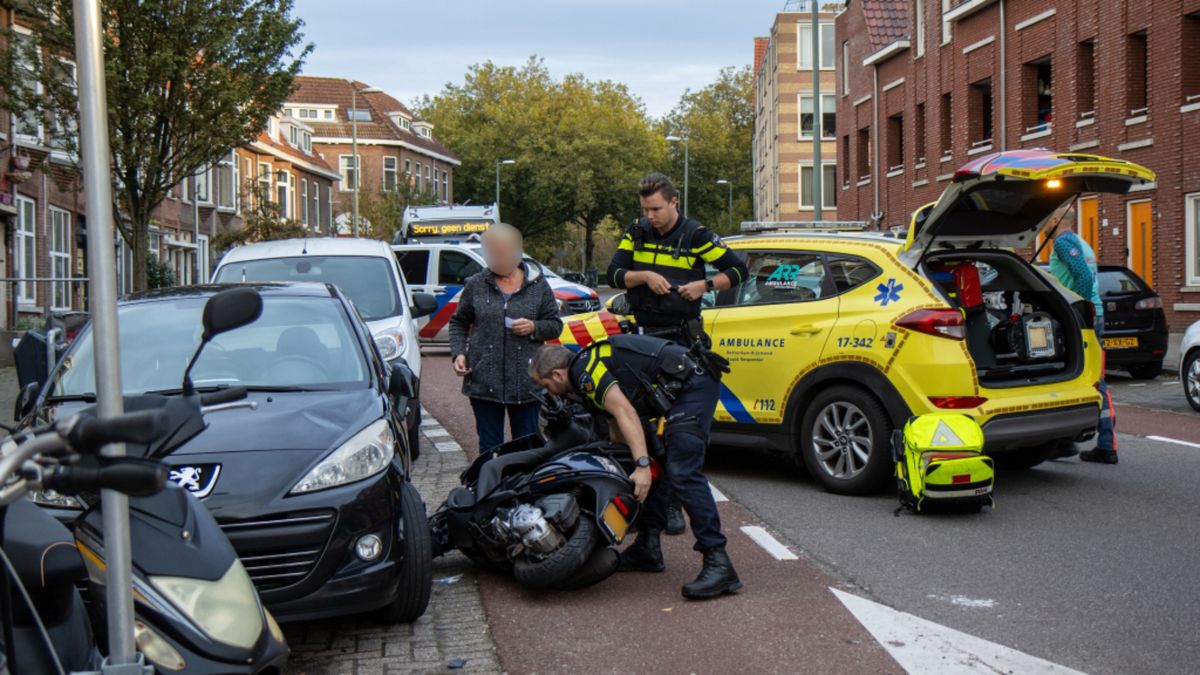 Scooterrijder gewond bij uitwijkmanoeuvre | Drie auto's klappen op elkaar bij ongeluk - Rijnmond
