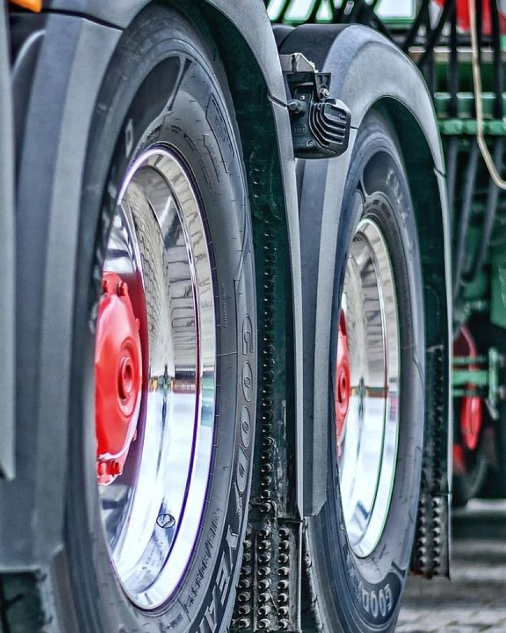 Duizenden liters rode diesel gevonden bij bedrijf - Omroep Gelderland