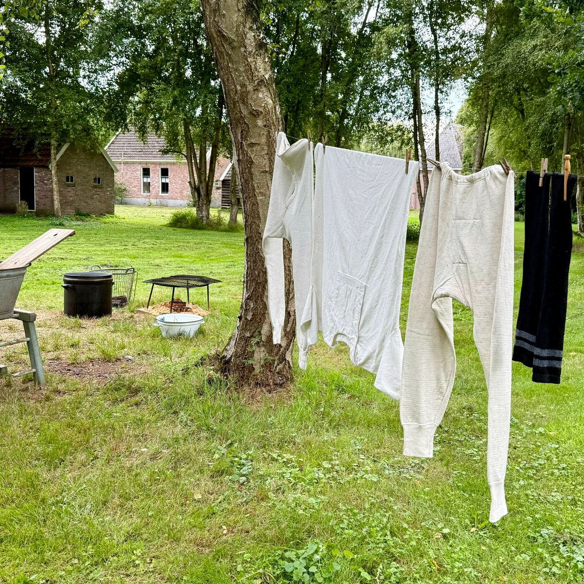 Een eeuw terug in de tijd: De was doen in het Veenpark in Barger ...