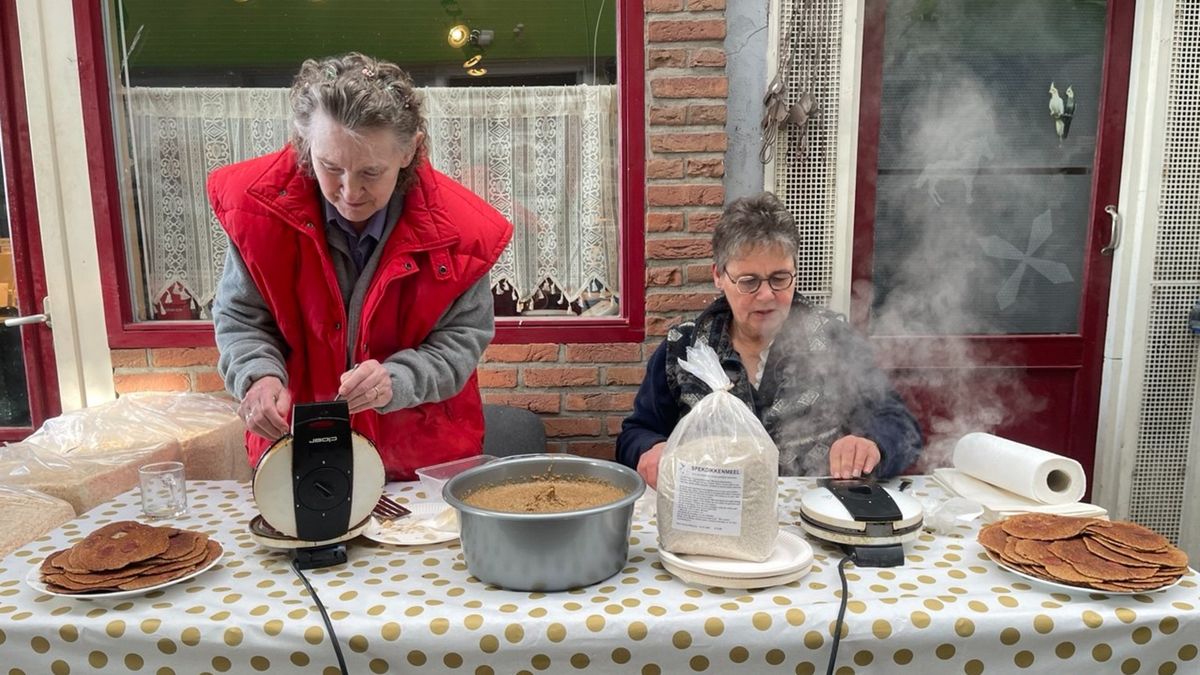 Spekkedikken bakken met meel van de molen: 'Een eeuwenoude techniek ...