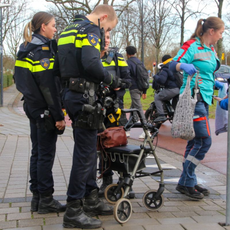 Vrouw met rollator naar ziekenhuis na aanrijding - Rijnmond