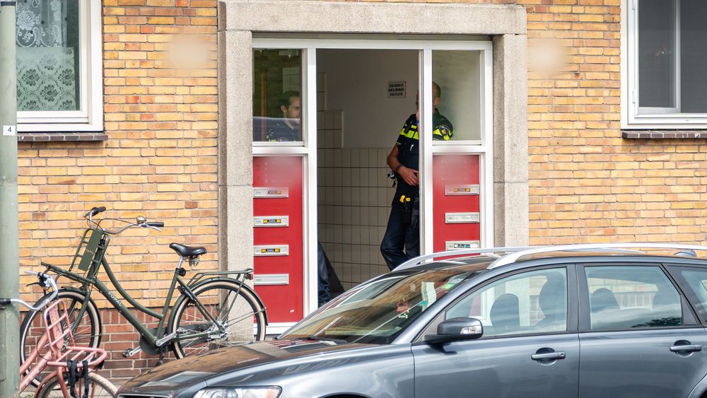 Politie arresteert man (34) na vondst overleden vrouw (36) in woning - Rijnmond