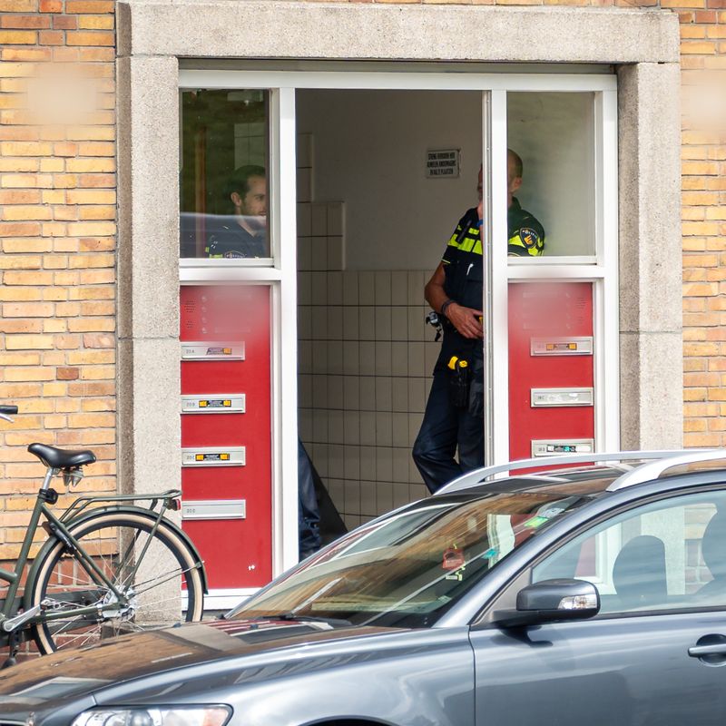 Politie arresteert man (34) na vondst overleden vrouw (36) in woning - Rijnmond