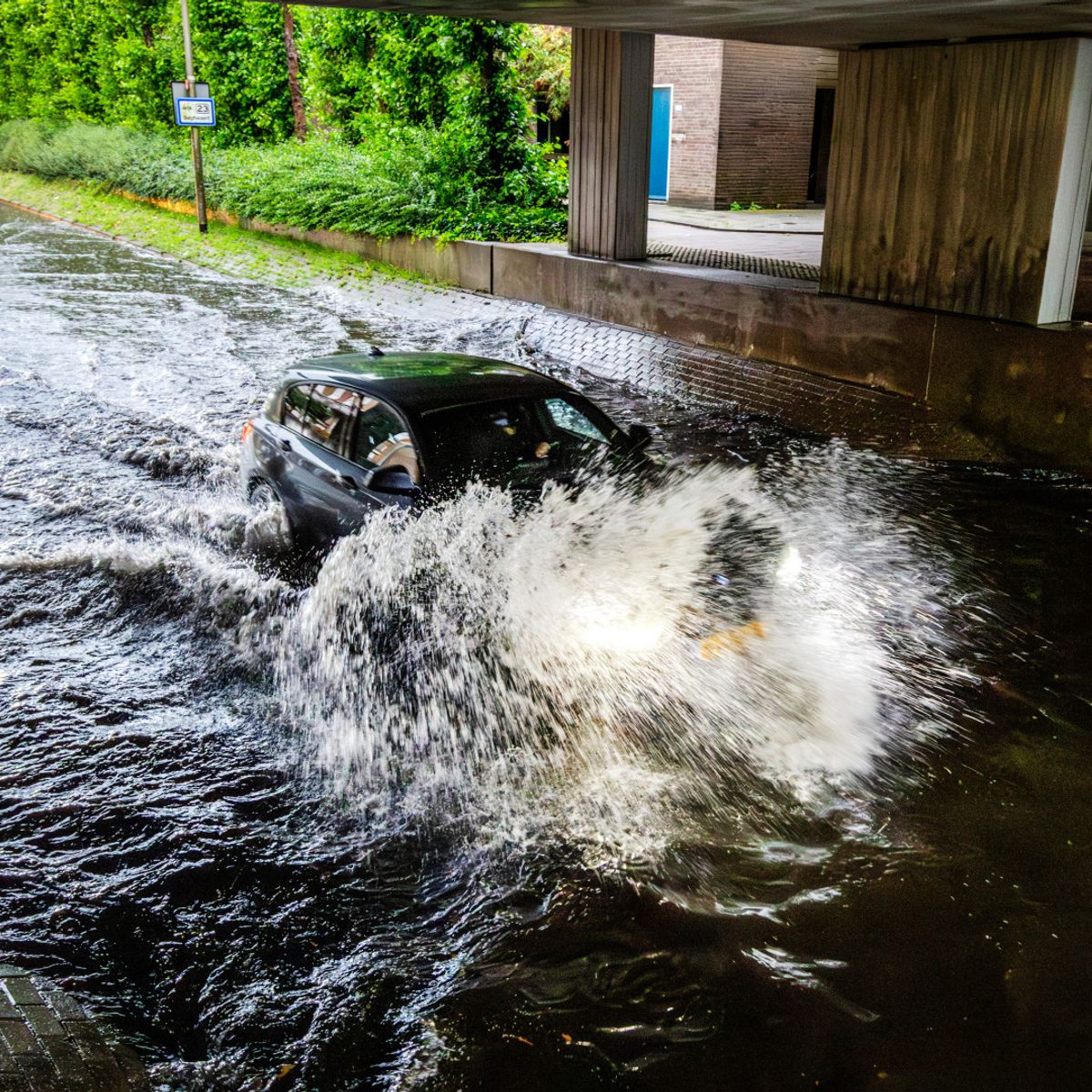 LIVE | Tunnel onder water - Zware regen- en onweersbuien trekken over ...