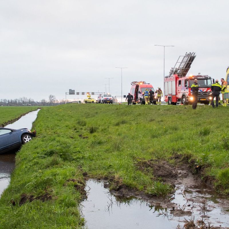 Automobilist verliest macht over stuur en belandt in sloot naast A12 bij Woerden - RTV Utrecht