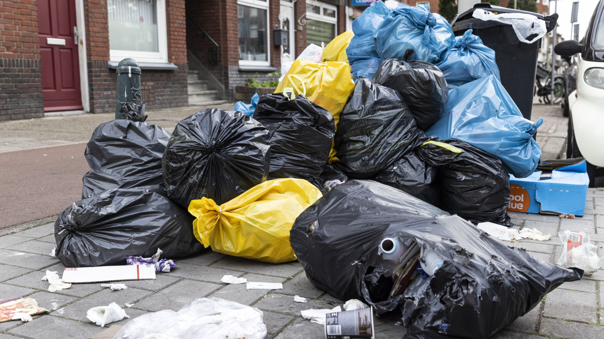 Bewoners Haagse wijk Laak ingelicht over afvalproblemen - Omroep West