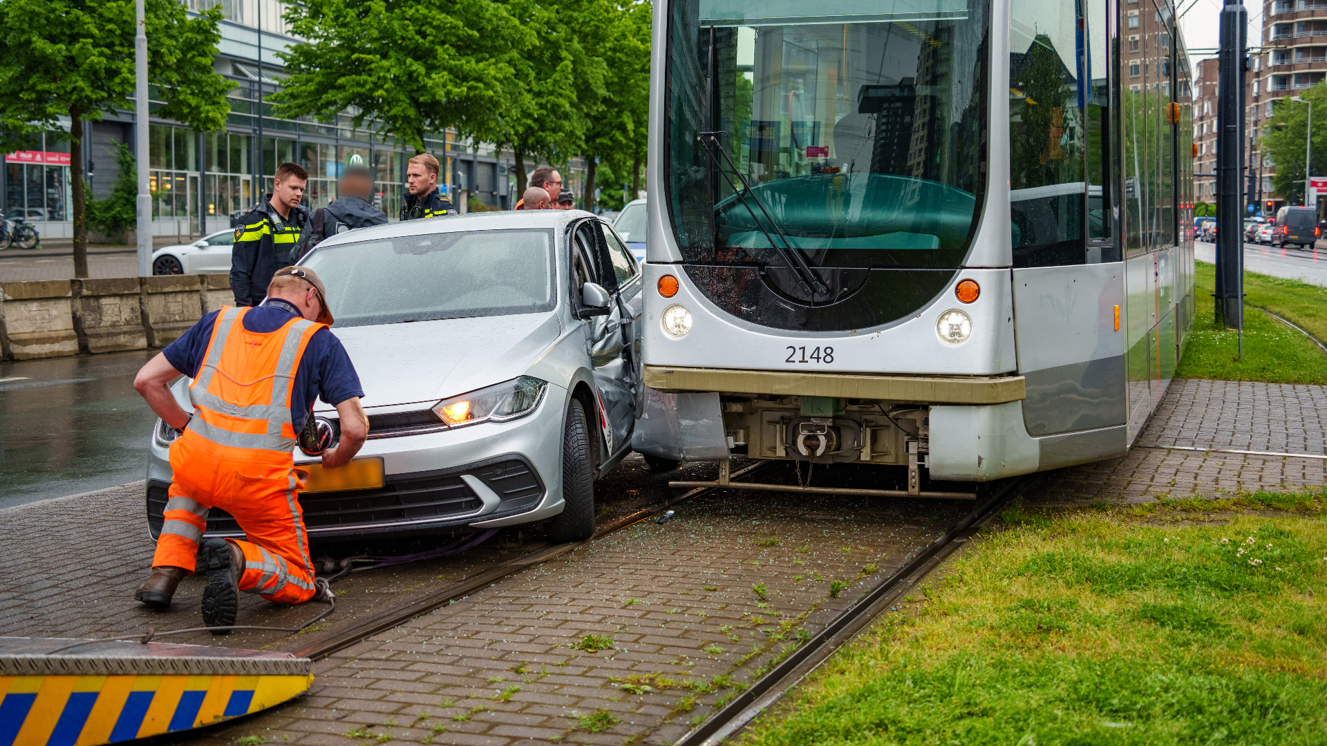 Man dreigt met mes bij huis van zijn ex | Tram knalt op auto die stukje ...