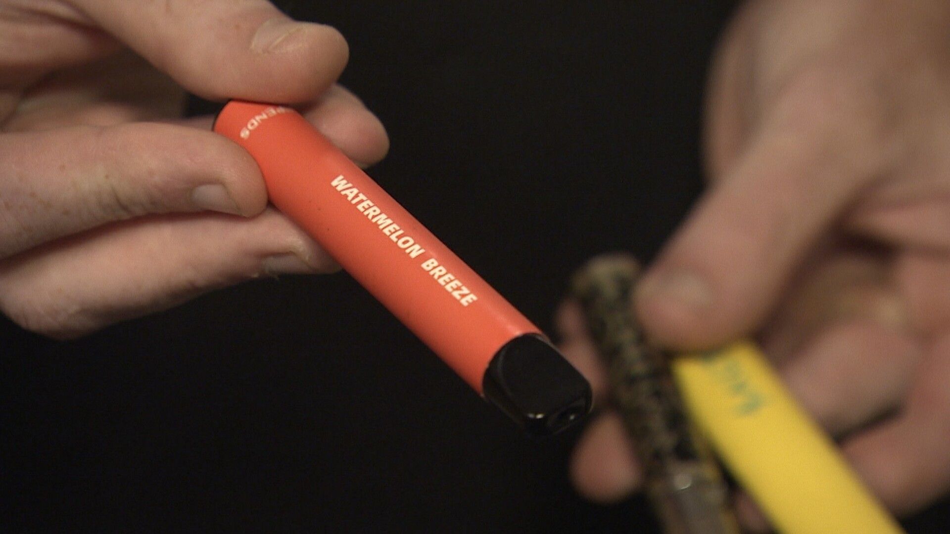 Watermeloen- en aardbeiensmaak: vape-sigaretten zetten juist aan tot ...