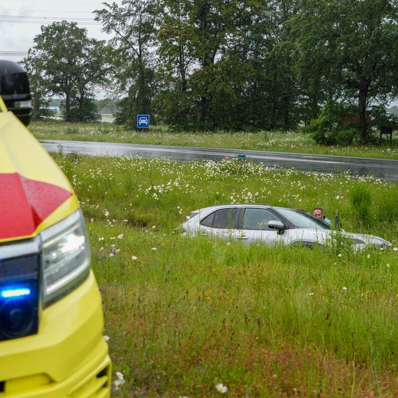 Twee gewonden bij botsing tussen vrachtwagen en auto - RTV Drenthe