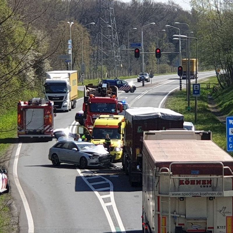 N35 bij Enschede afgesloten voor verkeer in beide richtingen na ongeval - Oost