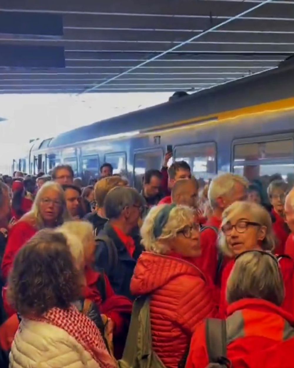 Drukte op Utrecht Centraal door demonstratie met 150.000 deelnemers in ...
