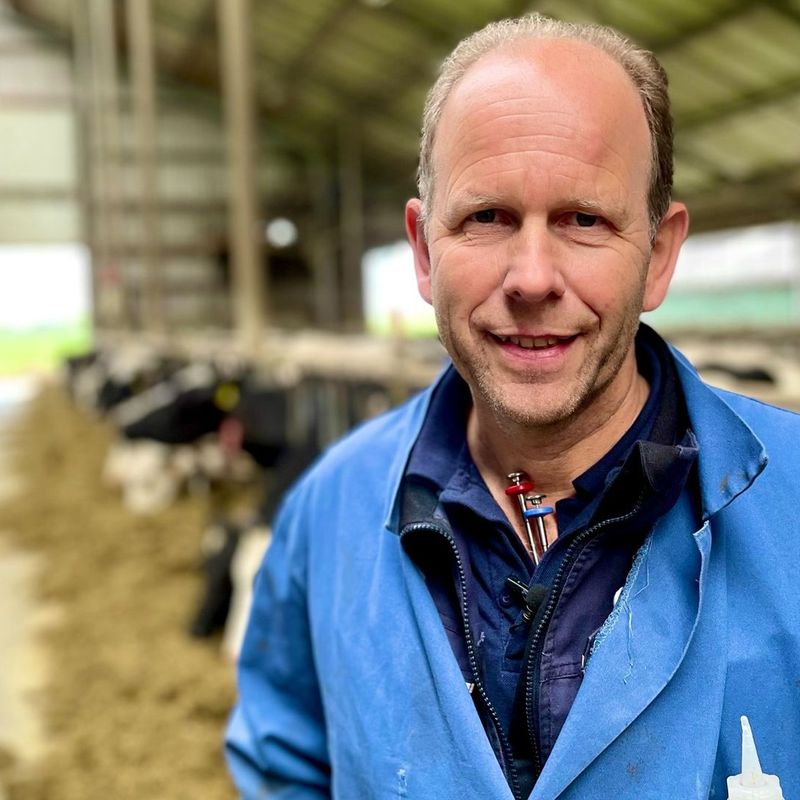 Expeditie Oost: Boer Rinus insemineert koeien, aan de lopende band - Oost
