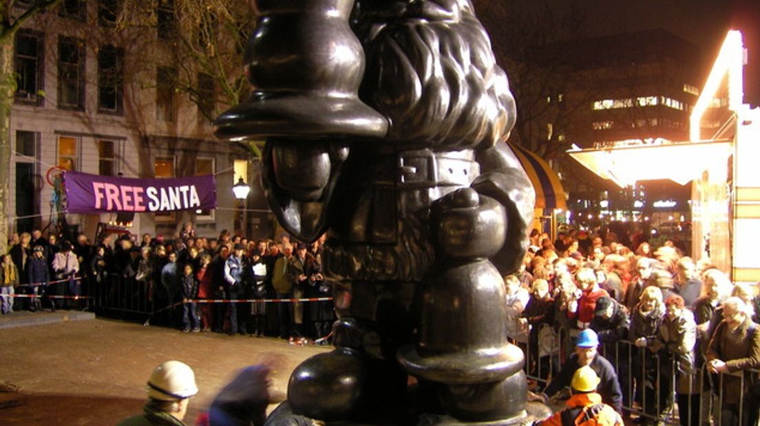 Kabouter Buttplug op zijn plek op het Eendrachtsplein - Rijnmond