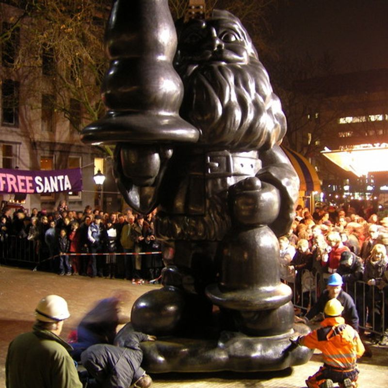 Kabouter Buttplug op zijn plek op het Eendrachtsplein - Rijnmond