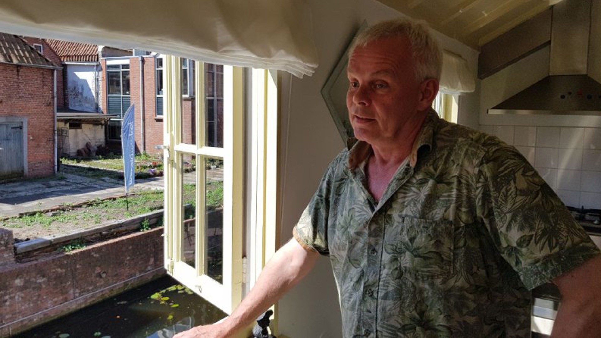 Damster leidt toeristen graag rond in hangende keuken: 'Zo gek ben ik ...