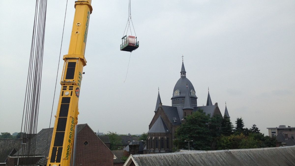 Grote kraan tilt mri-scanner voor ziekenhuis Roermond - L1