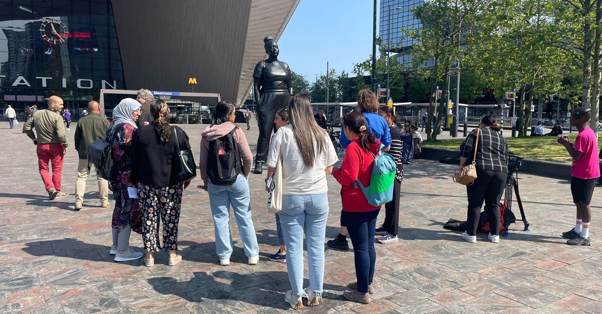 Veel mensen op de foto met beeld jonge vrouw op Nikes voor Centraal ...