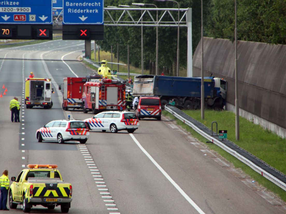 Ongeval met vrachtwagen op A15 - Rijnmond