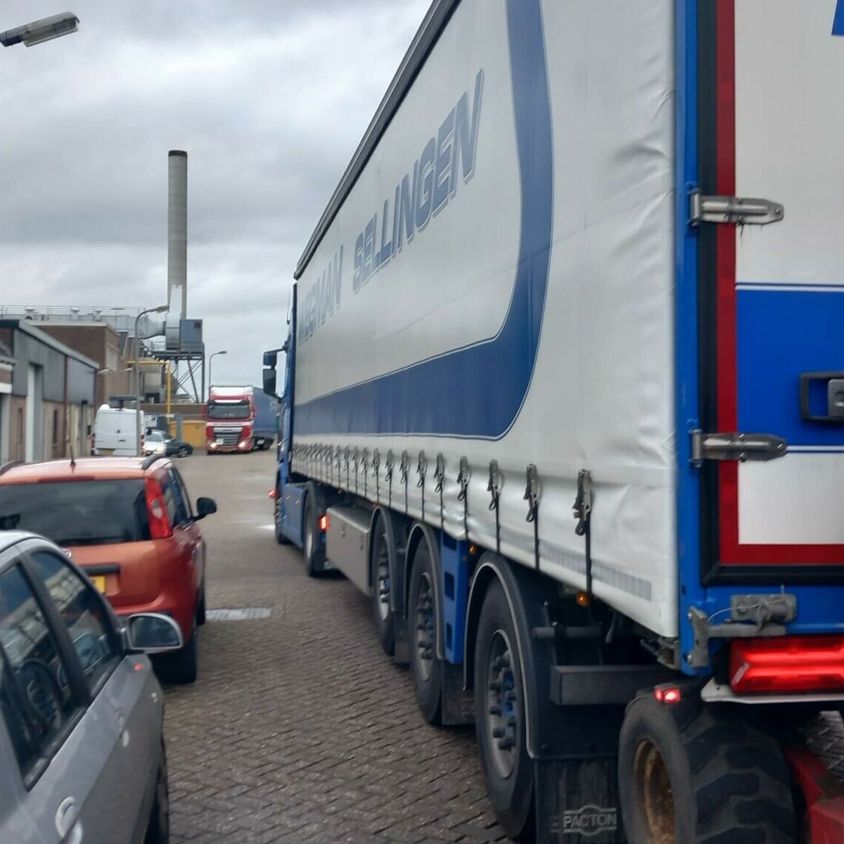 Hoogevener strijdt tegen vrachtwagens: 'De ruiten trillen' - RTV Drenthe