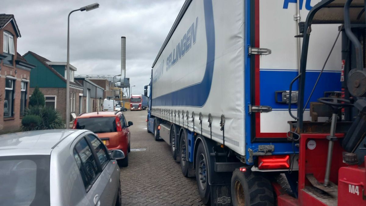 Hoogevener strijdt tegen vrachtwagens: 'De ruiten trillen' - RTV Drenthe
