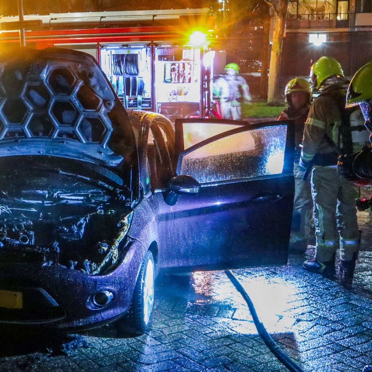 Auto vat vlam op snelweg | Ruit woning vernietigd door vuurwerk - Rijnmond