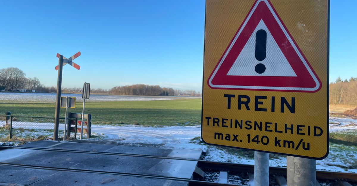 Gevaarlijke, onbewaakte overweg bij Nieuw-Amsterdam nog altijd in ...