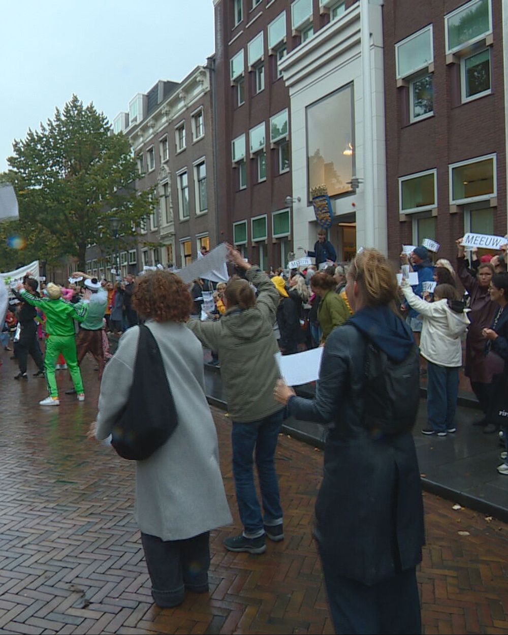 Grote demonstratie tegen culturele bezuinigingen | Grote brand in stal ...