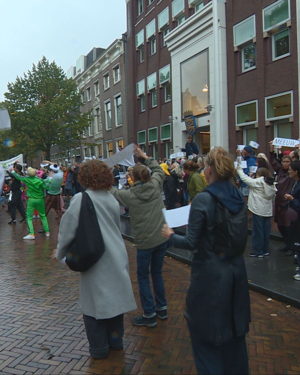 Grote demonstratie tegen culturele bezuinigingen | Grote brand in stal ...