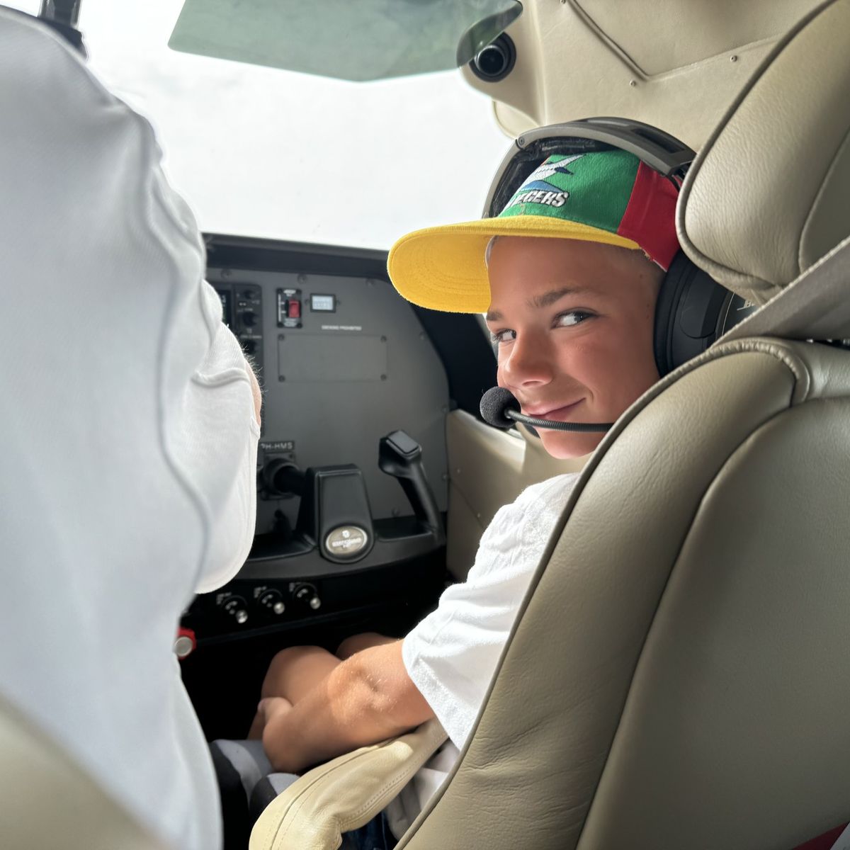 Ondanks hersenbeschadiging vliegt 9-jarige Jayden zelf boven Zuid-Limburg - L1 Nieuws