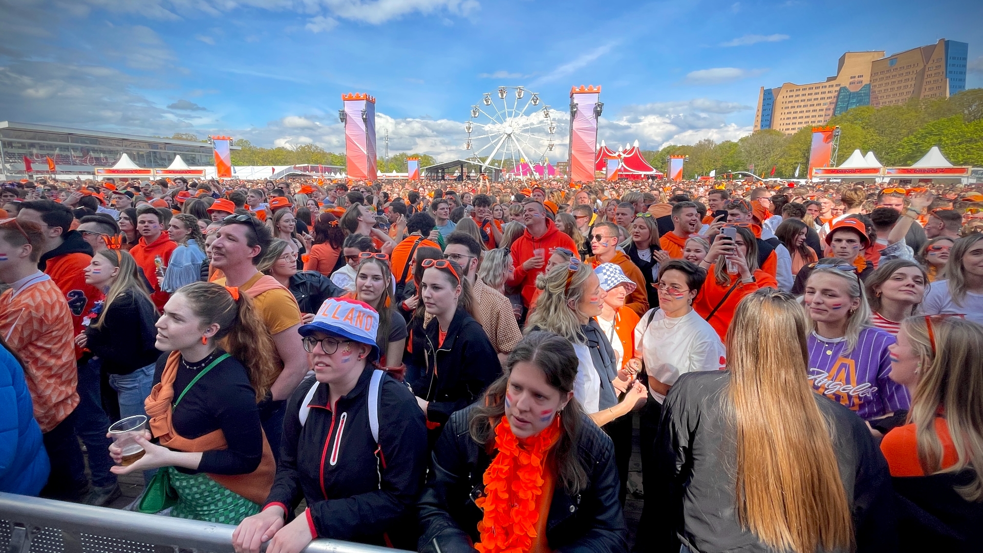 In beeld: bijna 30.000 mensen gaan uit hun dak op Kingsland in ...