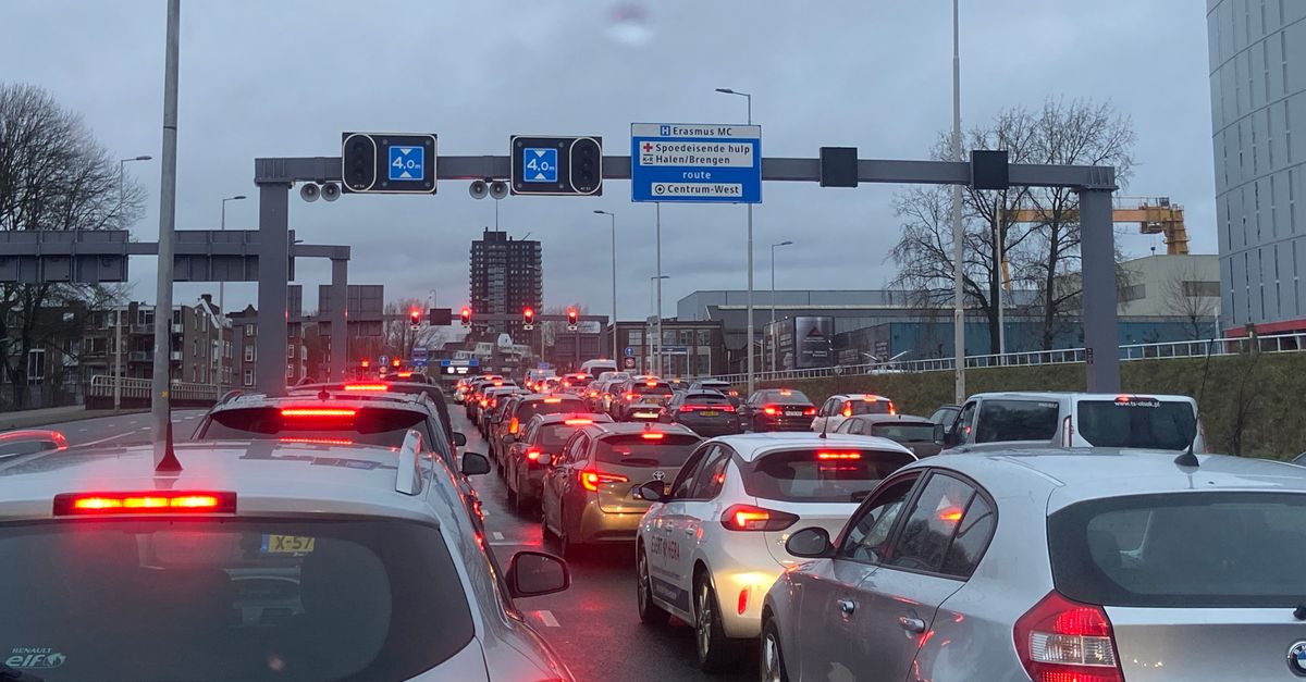 Al wekenlang chaos rond Maastunnel: helaas, wen er maar aan - Rijnmond