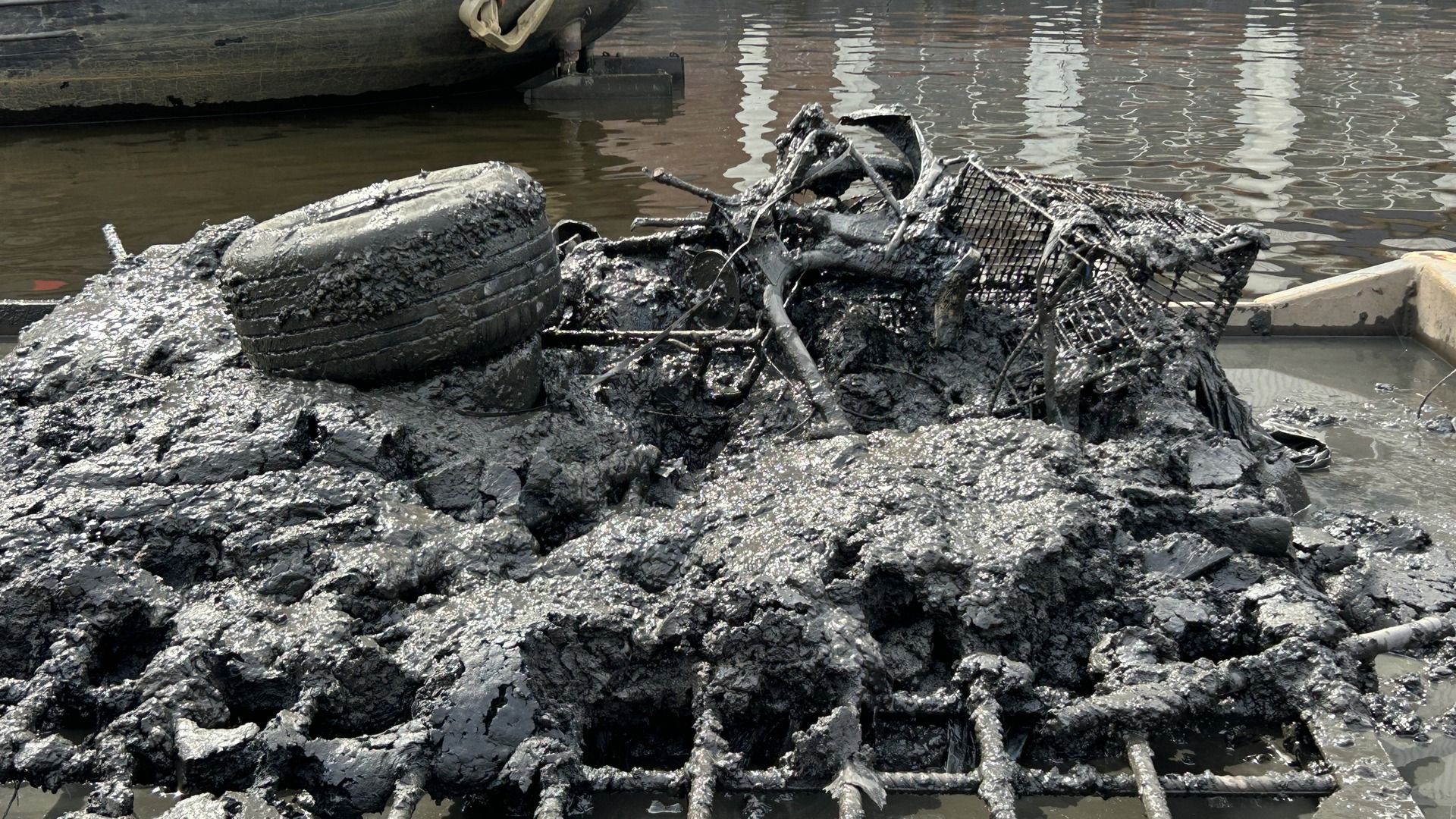 Baggeren van kanaal in Leeuwarden lastiger dan verwacht door kabels in ...