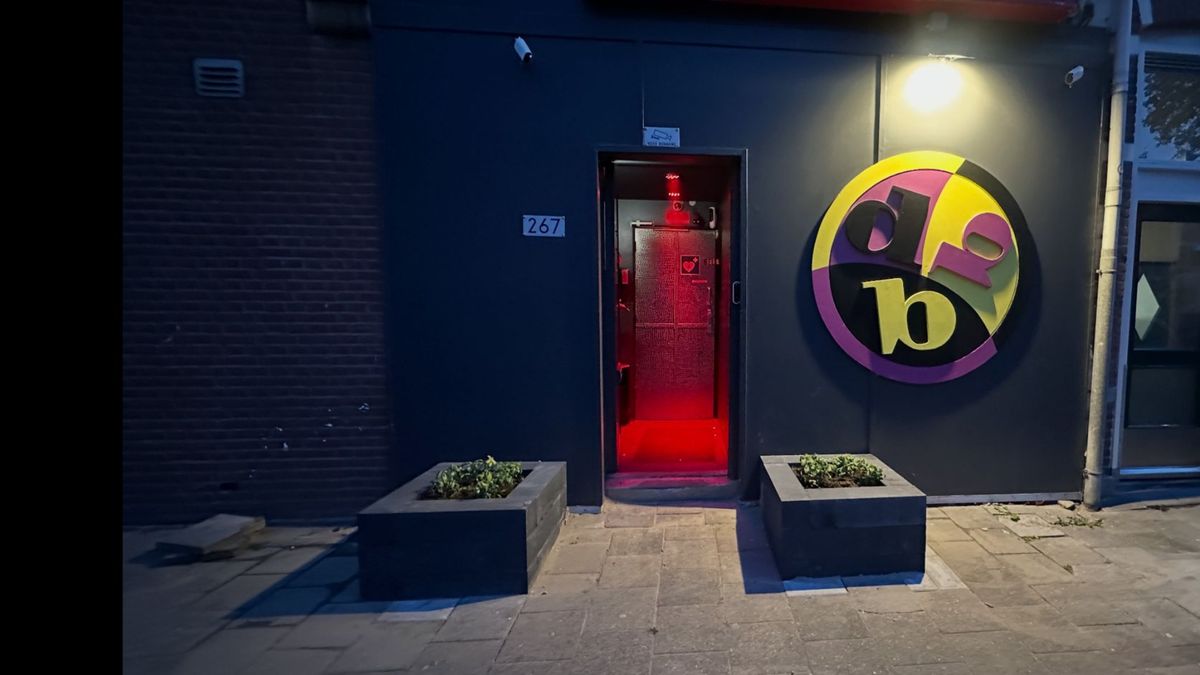 In de seksbioscoop komt dagelijks een bont gezelschap: ‘Sssht, God mag ...