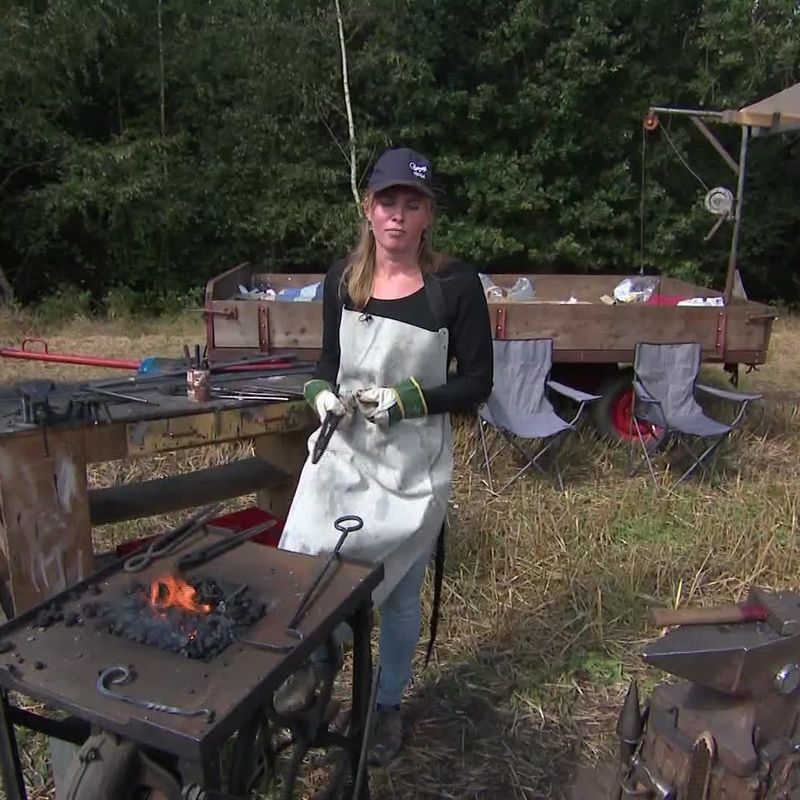 Sharon (31) is leerling smid en laat het ambacht zien tijdens de ...