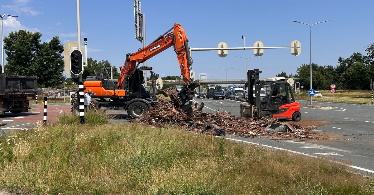 Kruispunt in Almelo bezaaid met oud ijzer - Oost