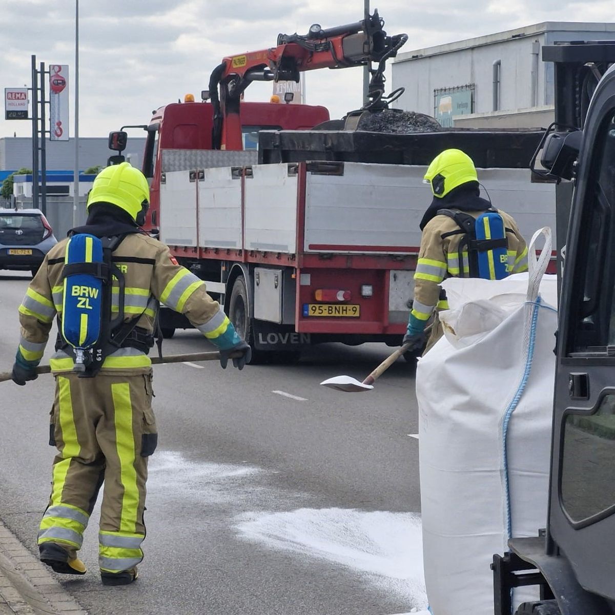 Vrachtwagen verliest giftige stof: bedrijven ontruimd en tijdelijk ...