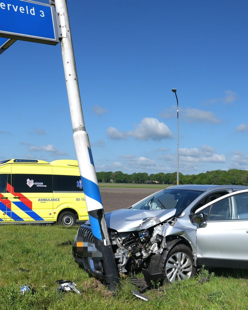 Auto rijdt dwars over rotonde, bestuurder gewond - RTV Drenthe
