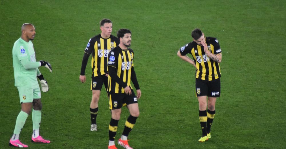 Gehavend Vitesse verliest vrij kansloos uit tegen AZ - Omroep Gelderland Gehavend Vitesse verliest vrij kansloos uit tegen AZ - Omroep Gelderland