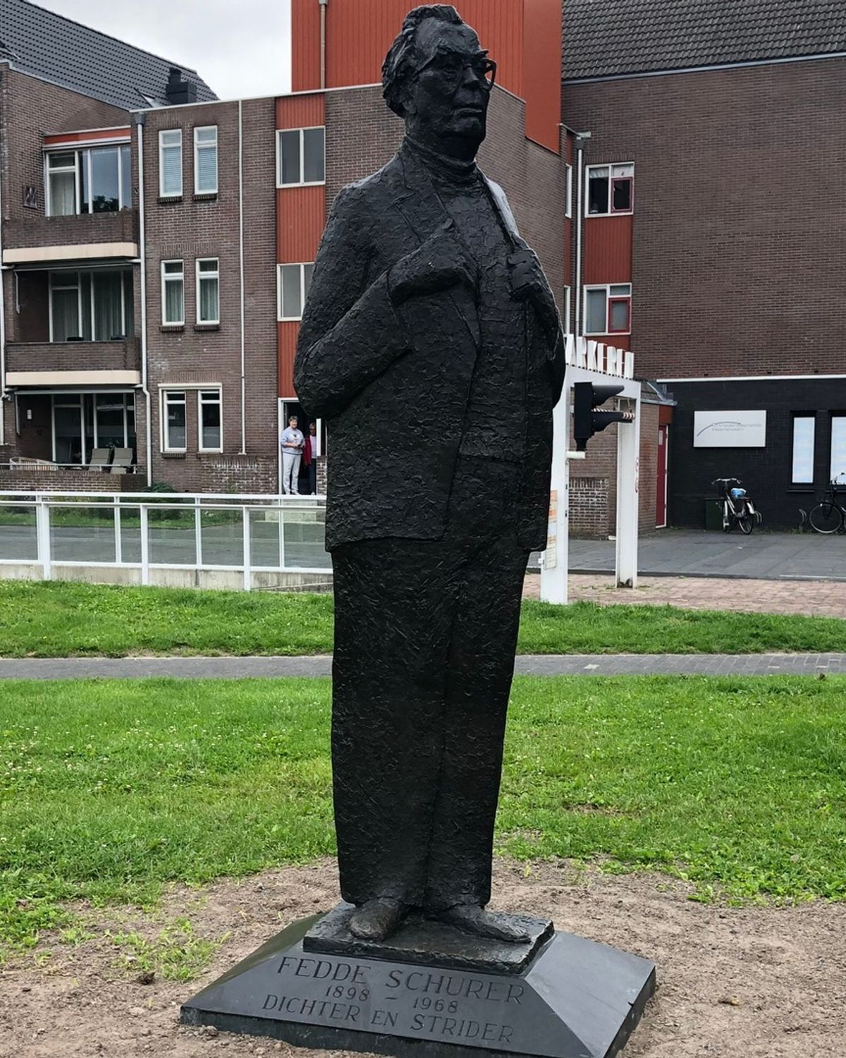 Standbeeld Fedde Schurer op nieuwe locatie: waardering, maar ook ...