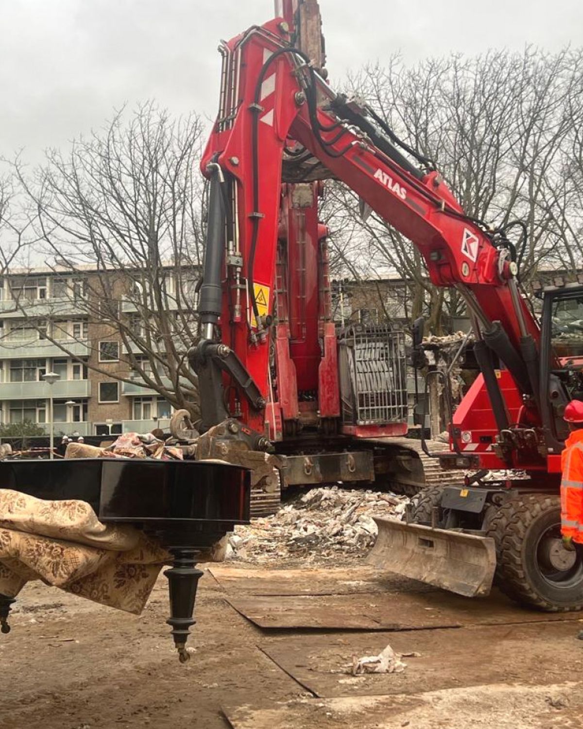Piano blijft wonder boven wonder heel bij explosie Tarwekamp, wordt uit ...