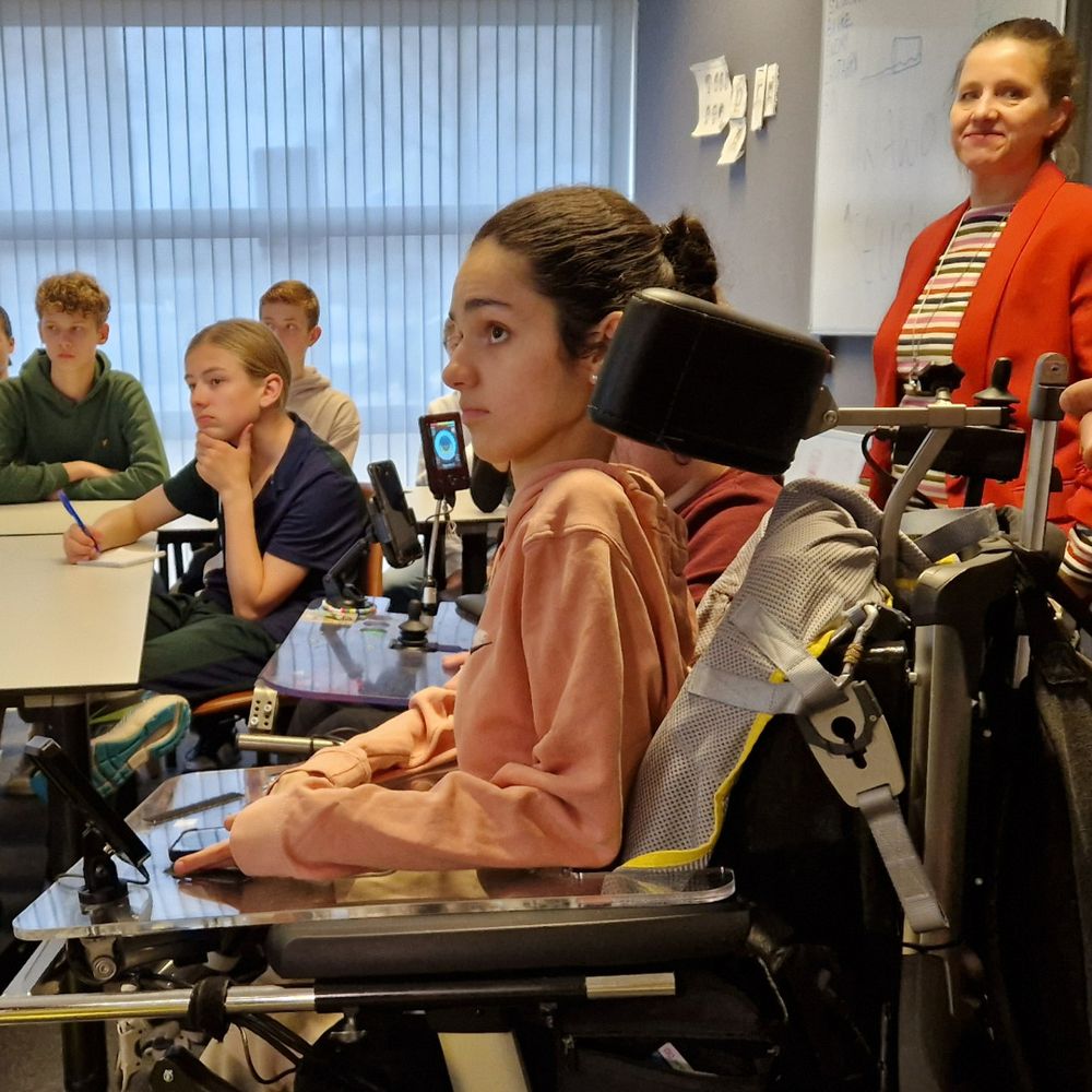 Sana met ernstige spierziekte kan dankzij nieuwe robotarm zelf eten ...