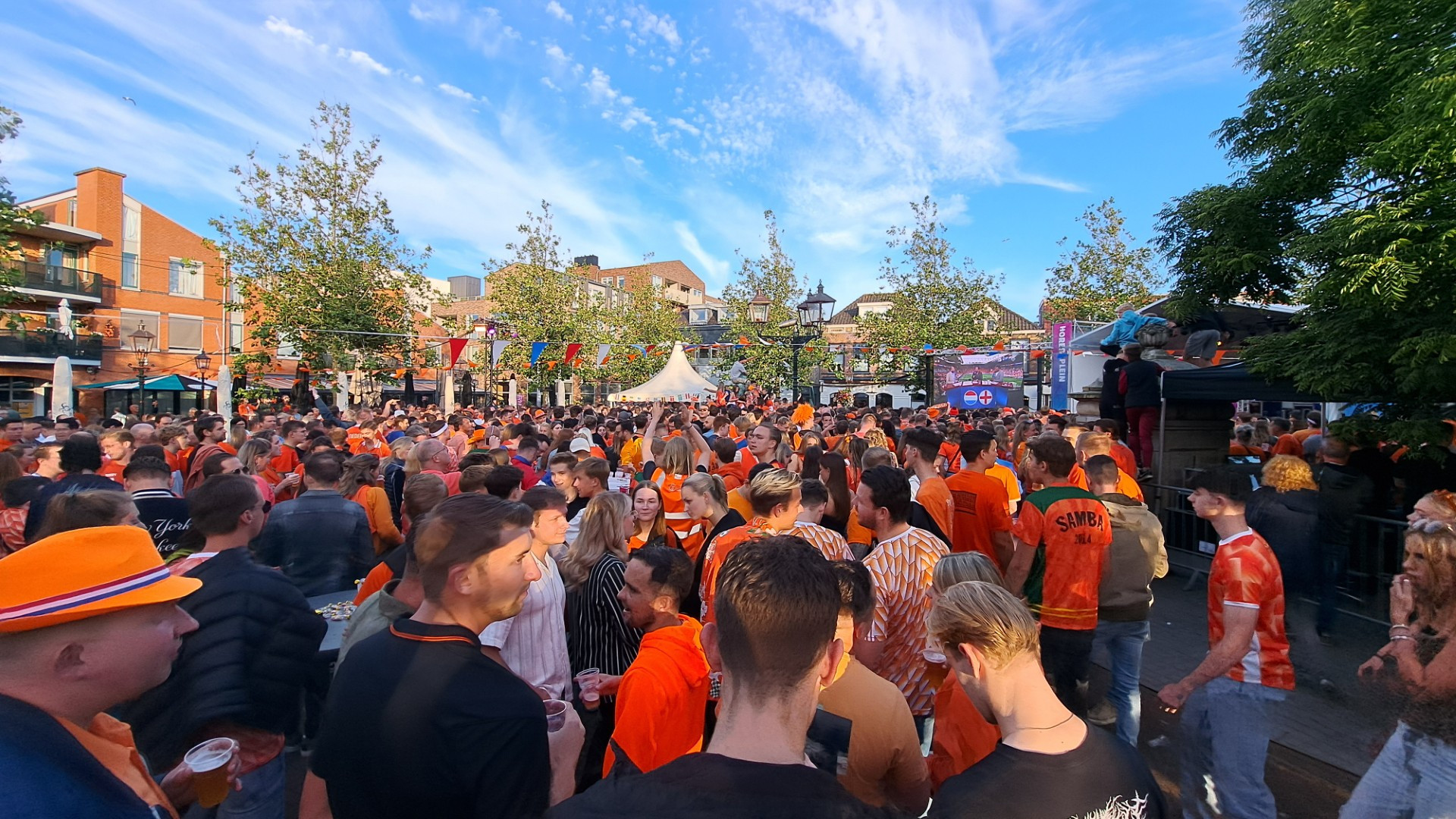Drama voor Nederland: teleurgestelde Oranjefans verlaten bomvolle ...