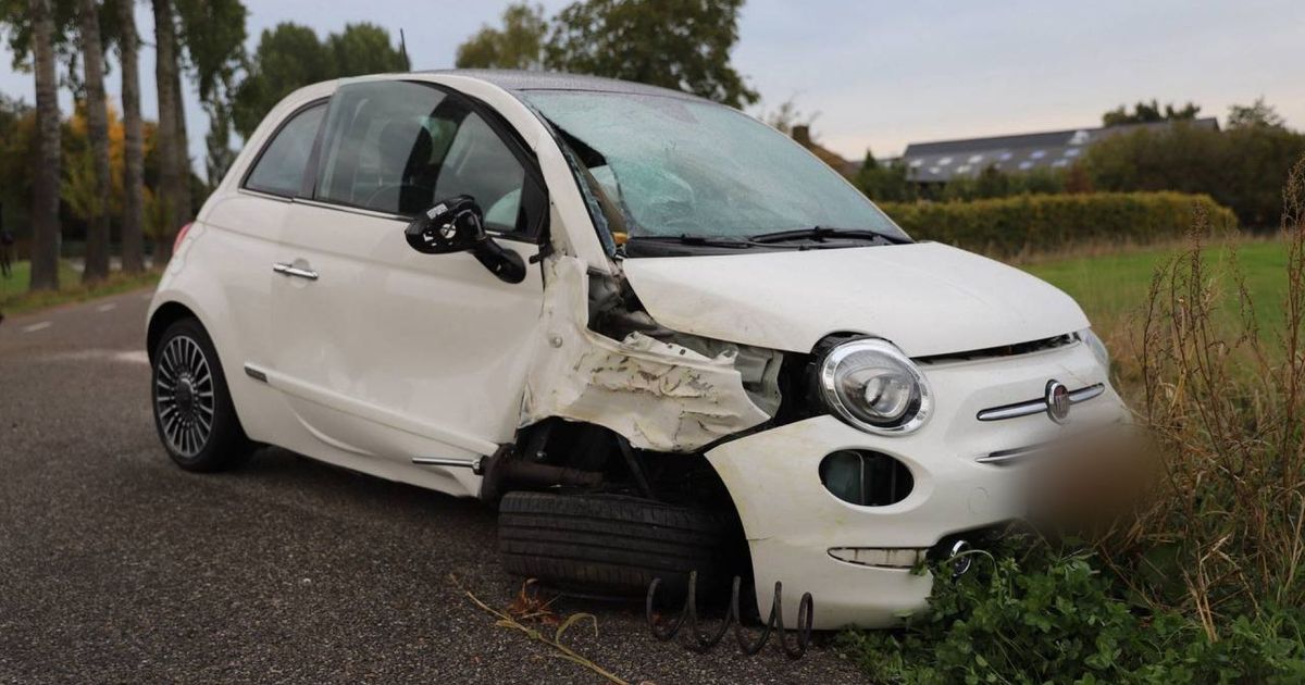 Auto botst op boom en eindigt aan andere kant van de weg - Omroep Gelderland