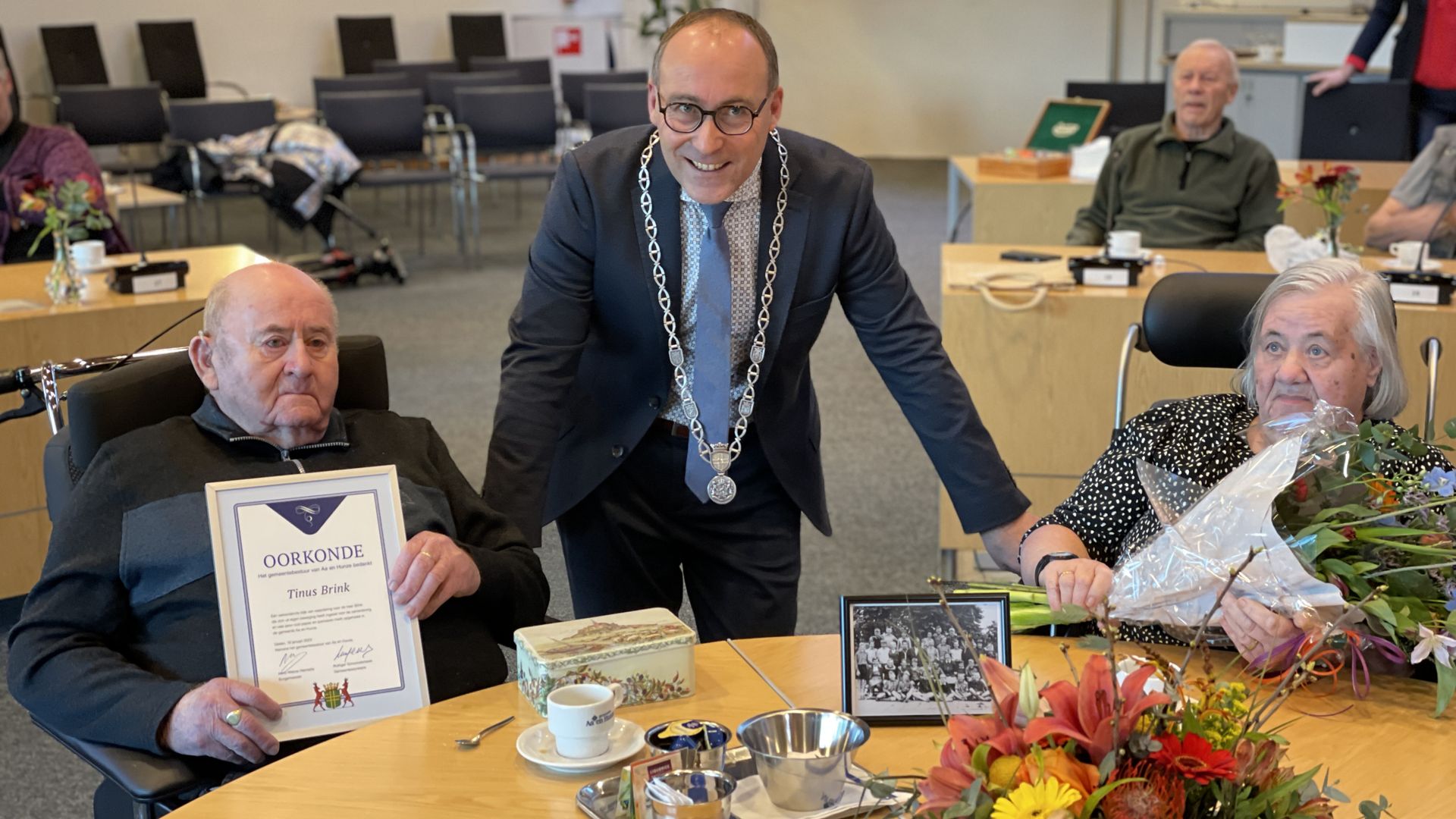 Inzamelkoning 'Rooie' Tinus Brink uit Gieten onderscheiden - RTV Drenthe