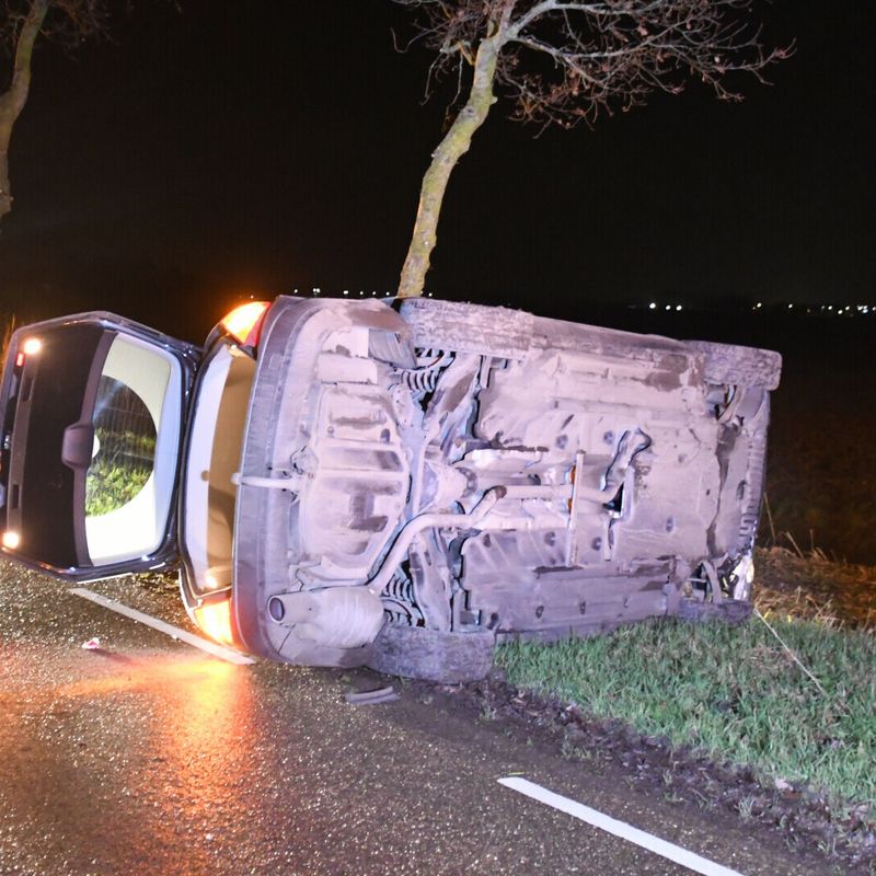 Auto op zijkant tot stilstand gekomen na ongeluk - Omroep Zeeland
