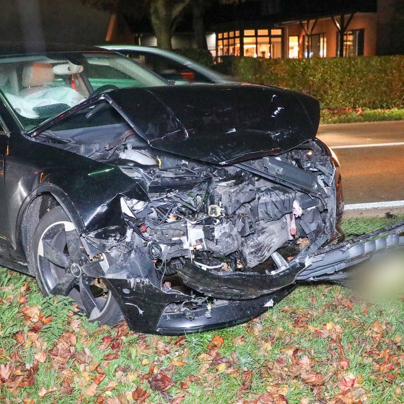 Nieuwe Audi total loss • bestuurder ziet scooterrijder over het hoofd ...