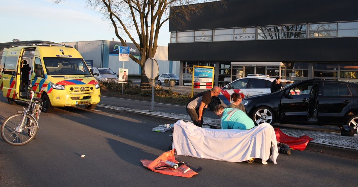 Twee gewonden bij aanrijding tussen auto en brommer in Nieuw Bergen ...