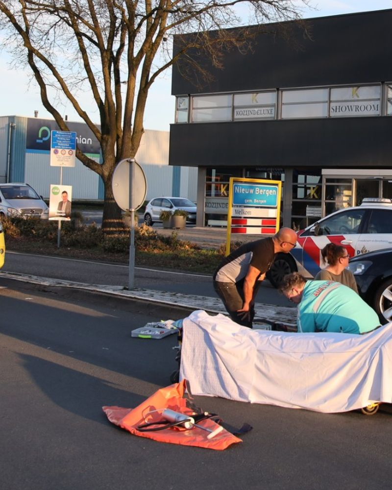 Twee gewonden bij aanrijding tussen auto en brommer in Nieuw Bergen ...