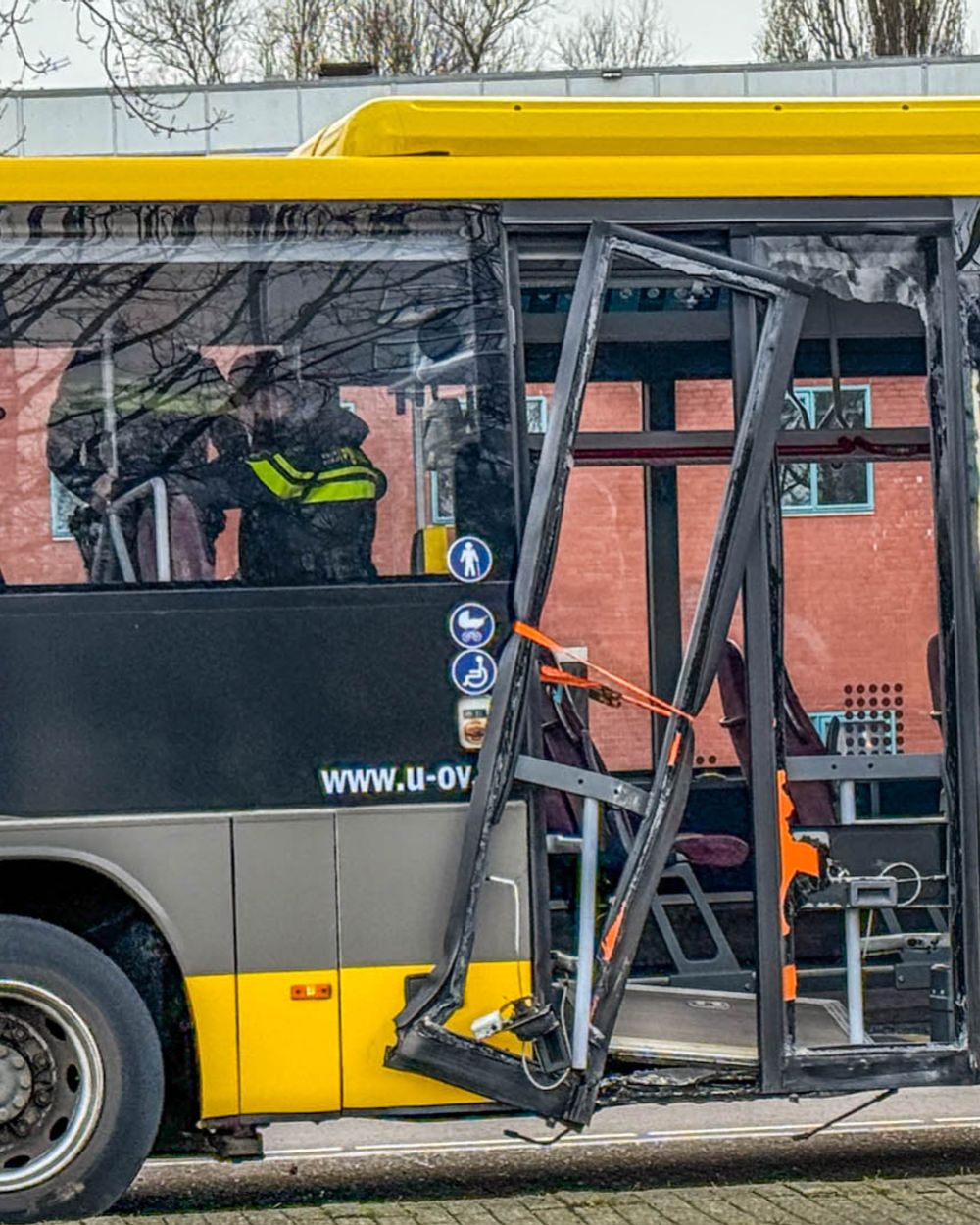 Stadsbus komt op verkeerde rijbaan en raakt lantaarnpaal - RTV Utrecht