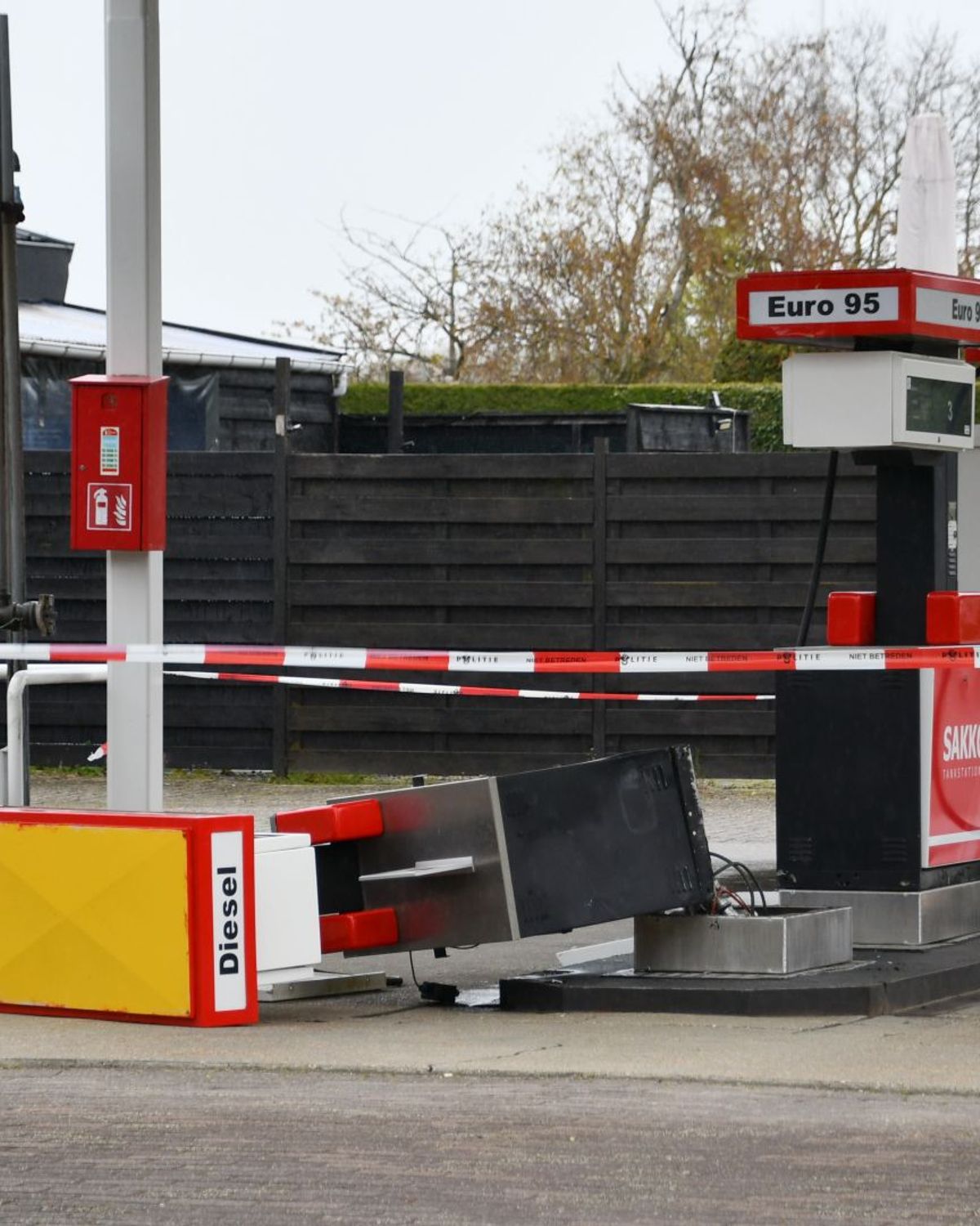 Auto ramt pompstation Ellemeet - Omroep Zeeland
